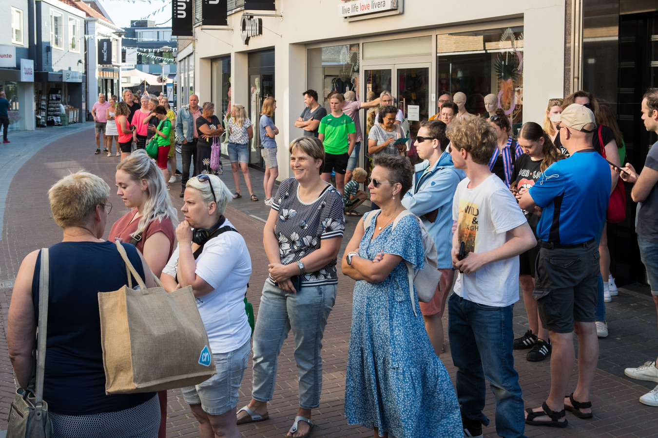 Al vroeg in de ochtend lange rij in Raalte voor populaire kaarten ...