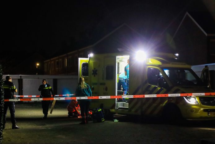 Man (34) gewond bij steekincident in woning, 38-jarige vrouw aangehouden | Zwijndrecht | AD.nl
