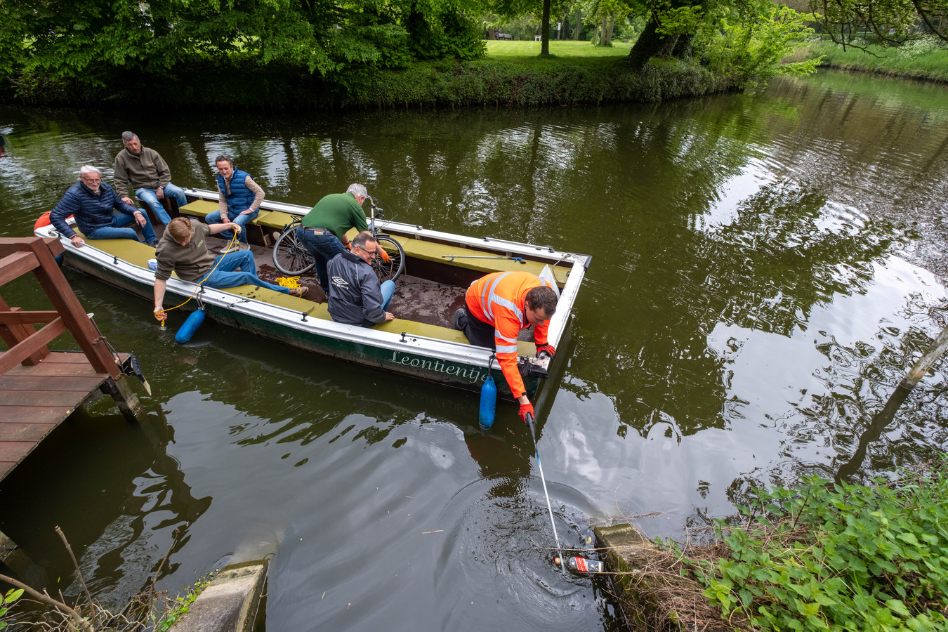 IN BEELD. Burgemeester en schepenen ruimen samen met de Bootvissers de ...
