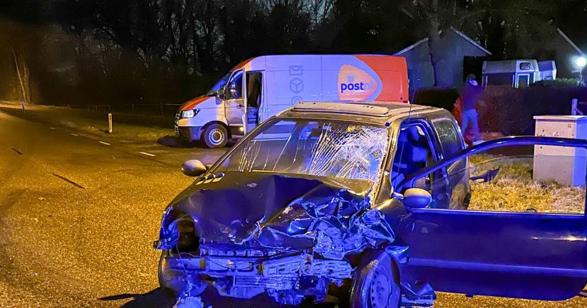PostNL-busje en auto botsen in Enschede: 1 gewonde | Enschede | tubantia.nl