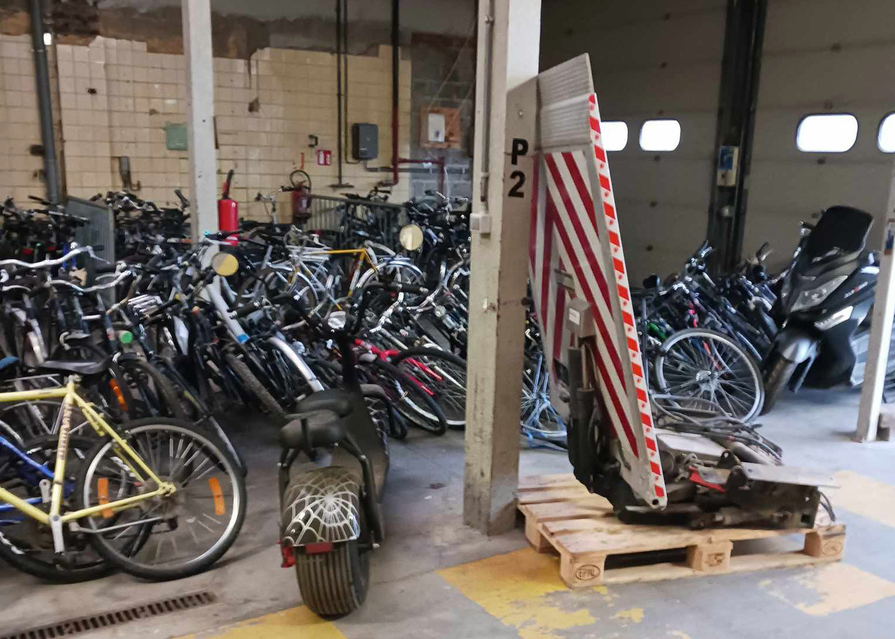 Openbare verkoop van fietsen en ander materiaal tijdens jaarmarkt ...