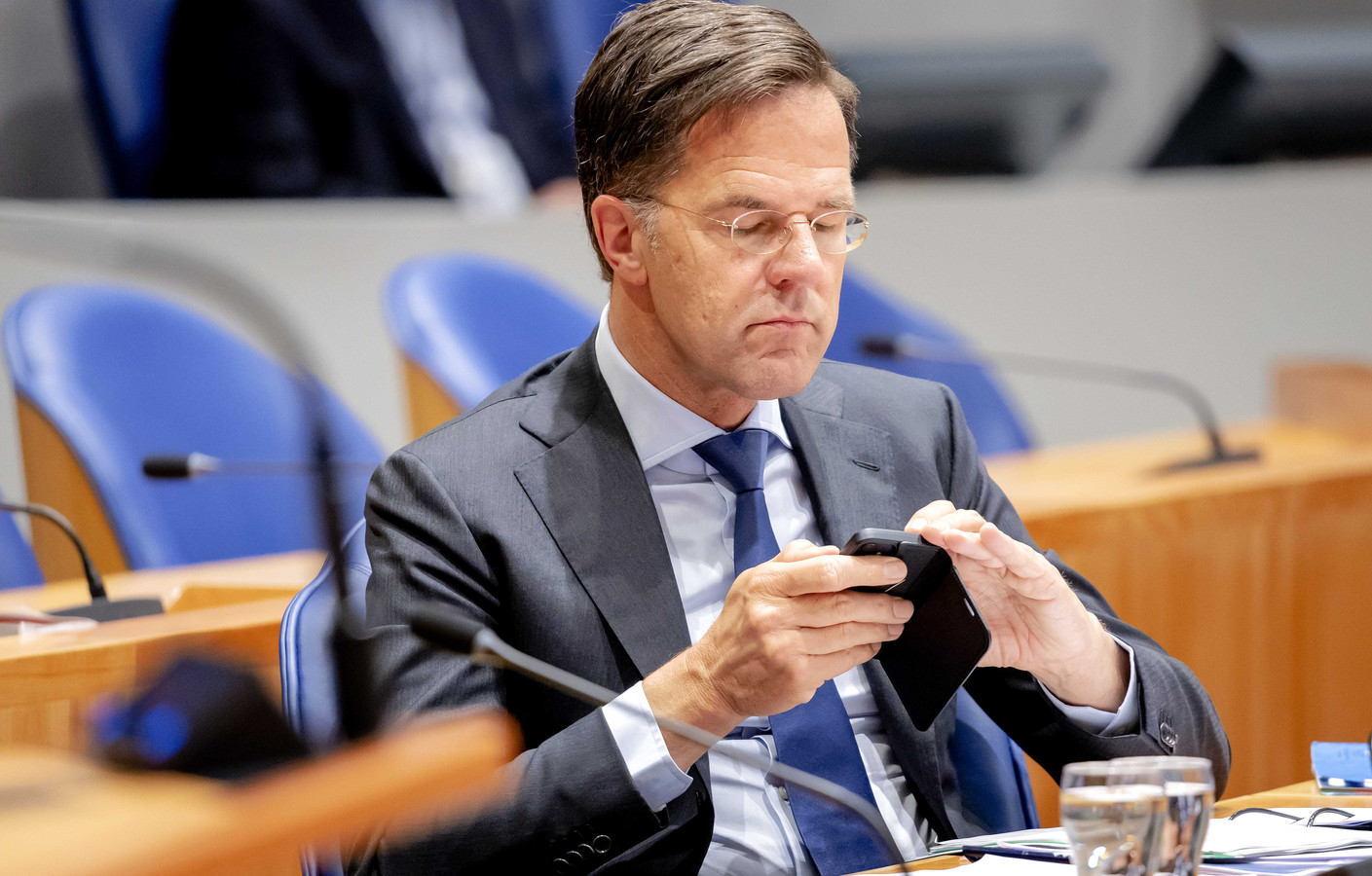 Rutte ‘liegt niet’, maar hij moet toch nog eens zijn sms-archief in ...
