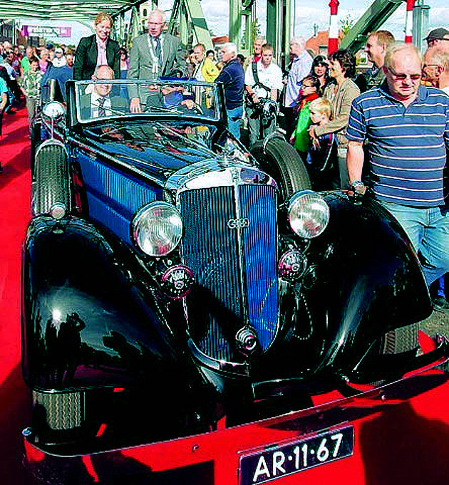 Burgemeester Waddinxveen opent brug in nazi-voertuig | Foto | AD.nl