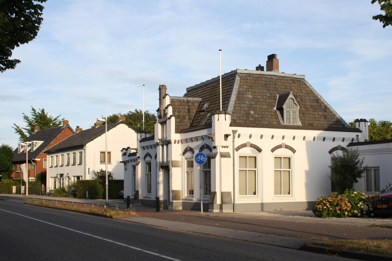 Ooit was dit het gemeentehuis van Oudenrijn, nu is het een woning in de ...