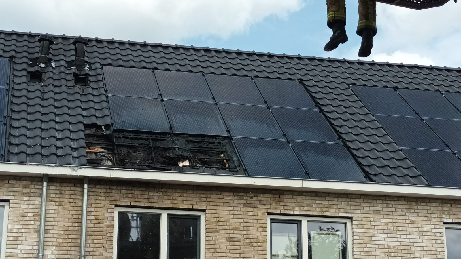 Zonnepanelen beschadigd bij brand op zolder van woning in Eindhoven ...