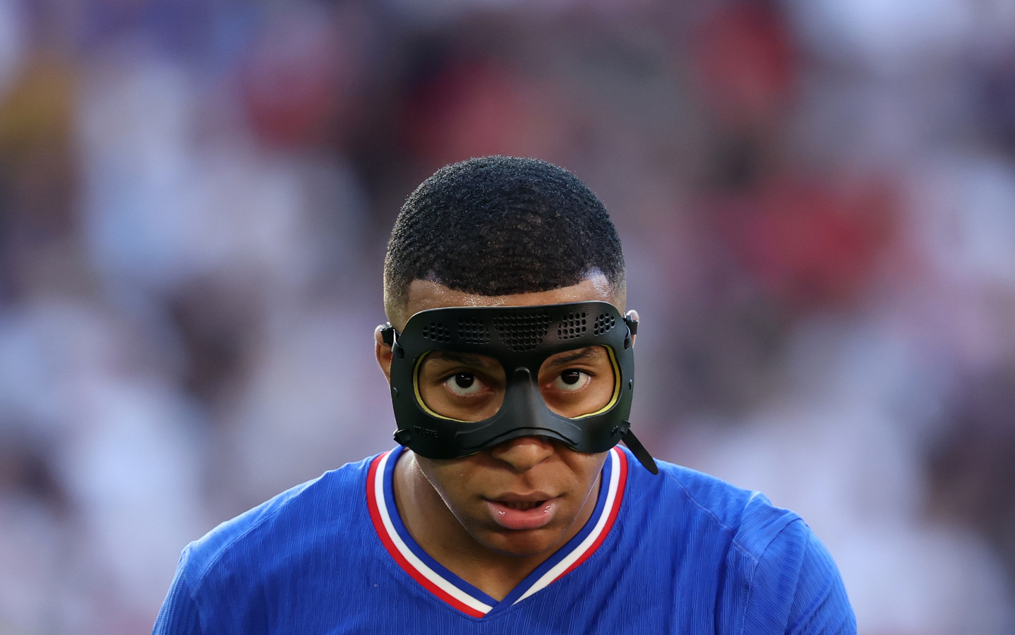 Kylian Mbappé hekelt masker voor gebroken neus: ‘Voetballen met zo'n ...