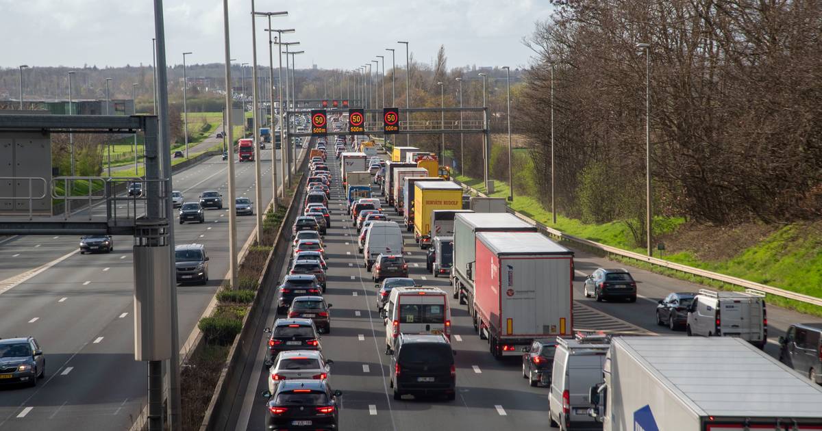 Drie kwartier file op E40 richting Brussel na ongeval in Wetteren ...