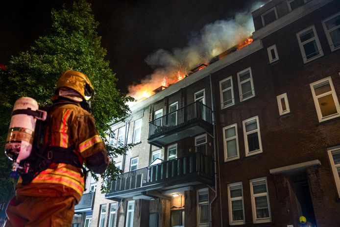 Buurt niet verbaasd over grote brand na mogelijke explosie: ‘Ik zei nog ...