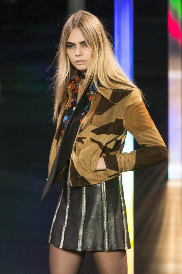 Topmodel Cara Delevingne duikt studio in met Pharrell | Foto | AD.nl