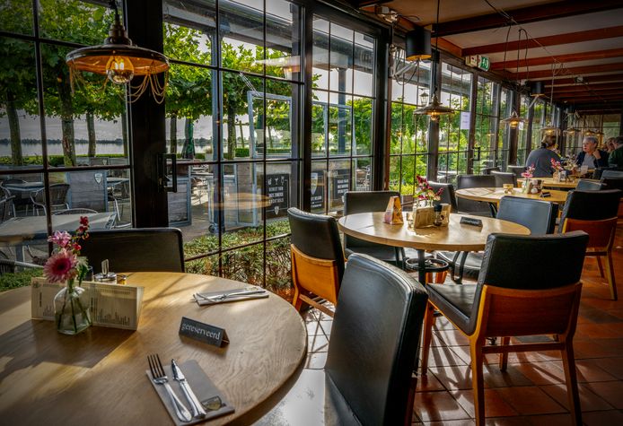 In dit restaurant aan de Reeuwijkse Plassen vliegen de klassieke ...