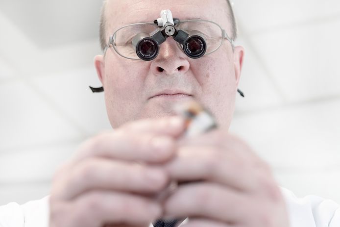 Deze vogeldokter uit de Achterhoek behandelt duiven van een kwart ...