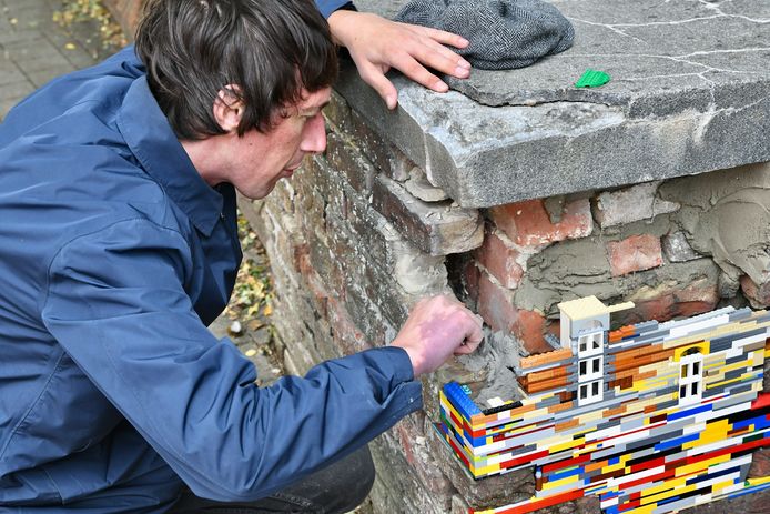 Kunstenaar herstelt kapotte muren met Legoblokjes | Wevelgem | hln.be