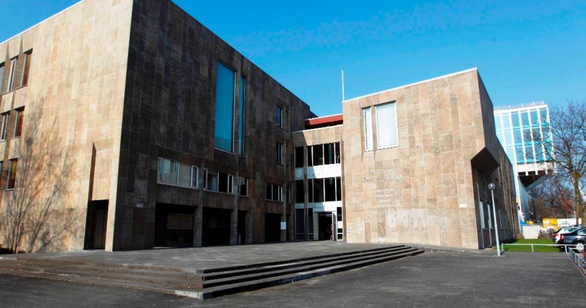 Handkus uitgelegd als aanranding | Zwolle | AD.nl