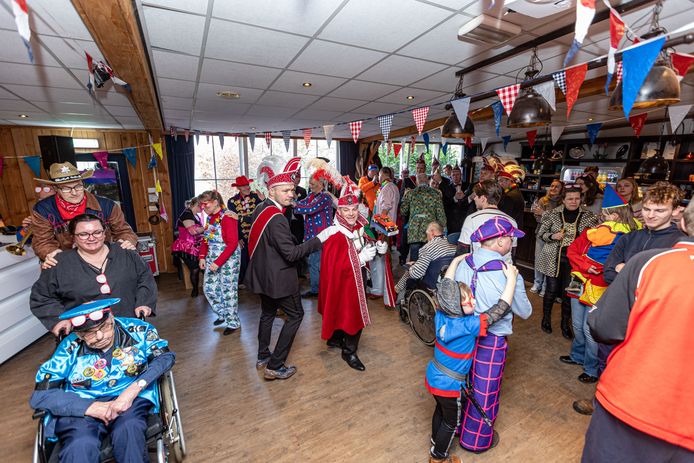 Dak eraf bij carnaval voor mensen met beperking bij manege Snorrewind ...