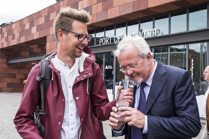 Stadsdichter komt aan na tocht vanaf Scheldebron | Antwerpen | hln.be
