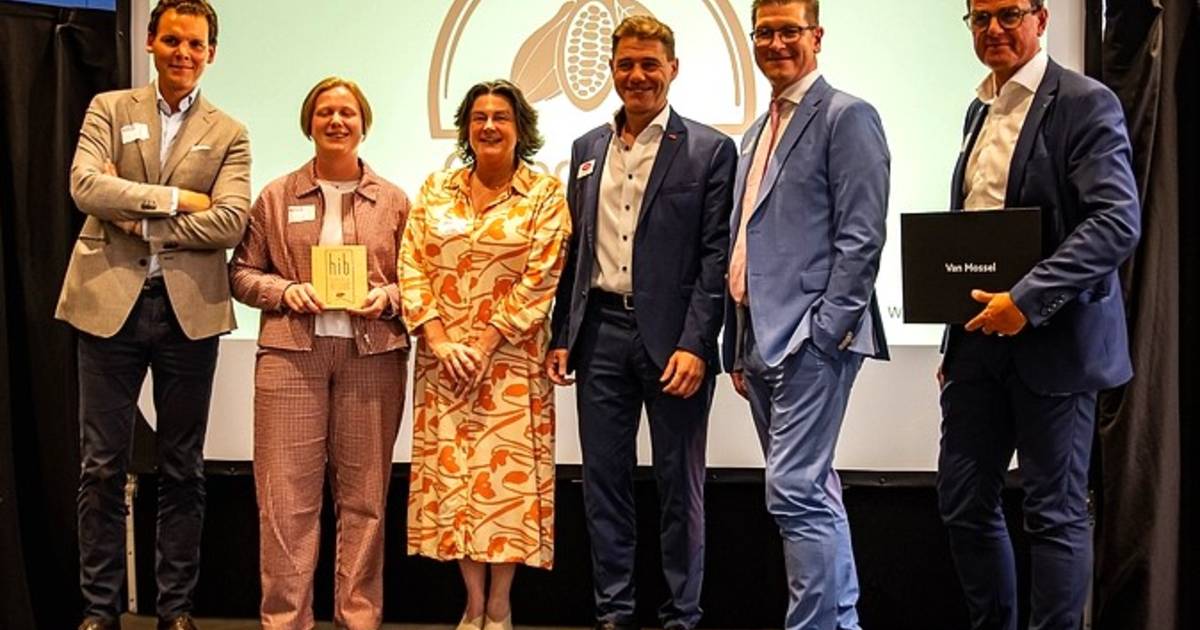 Uitbaatster ijs- en chocoladewinkel Chocorette krijgt HIB-label tijdens druk bijgewoonde ...