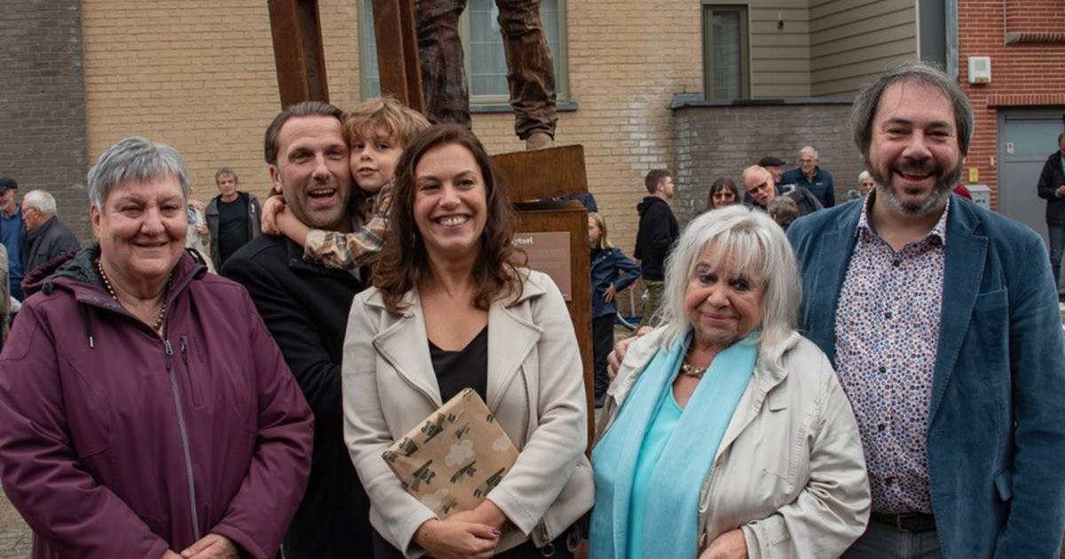 Zjef Vanuytsel met levensgroot bronzen beeld vereeuwigd in Meerhout ...