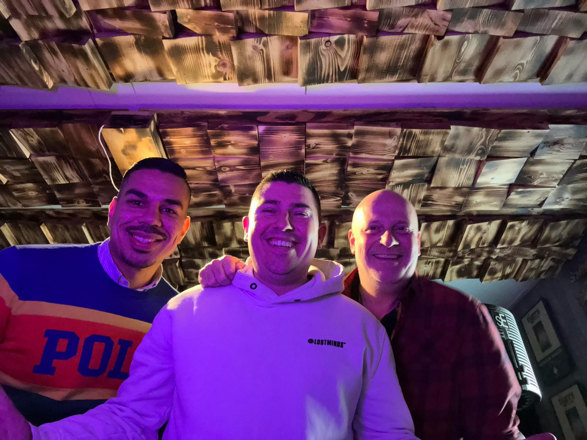 Rapper Bas uit Vlissingen kreeg bij zijn nieuwe plaat hulp van één van ...