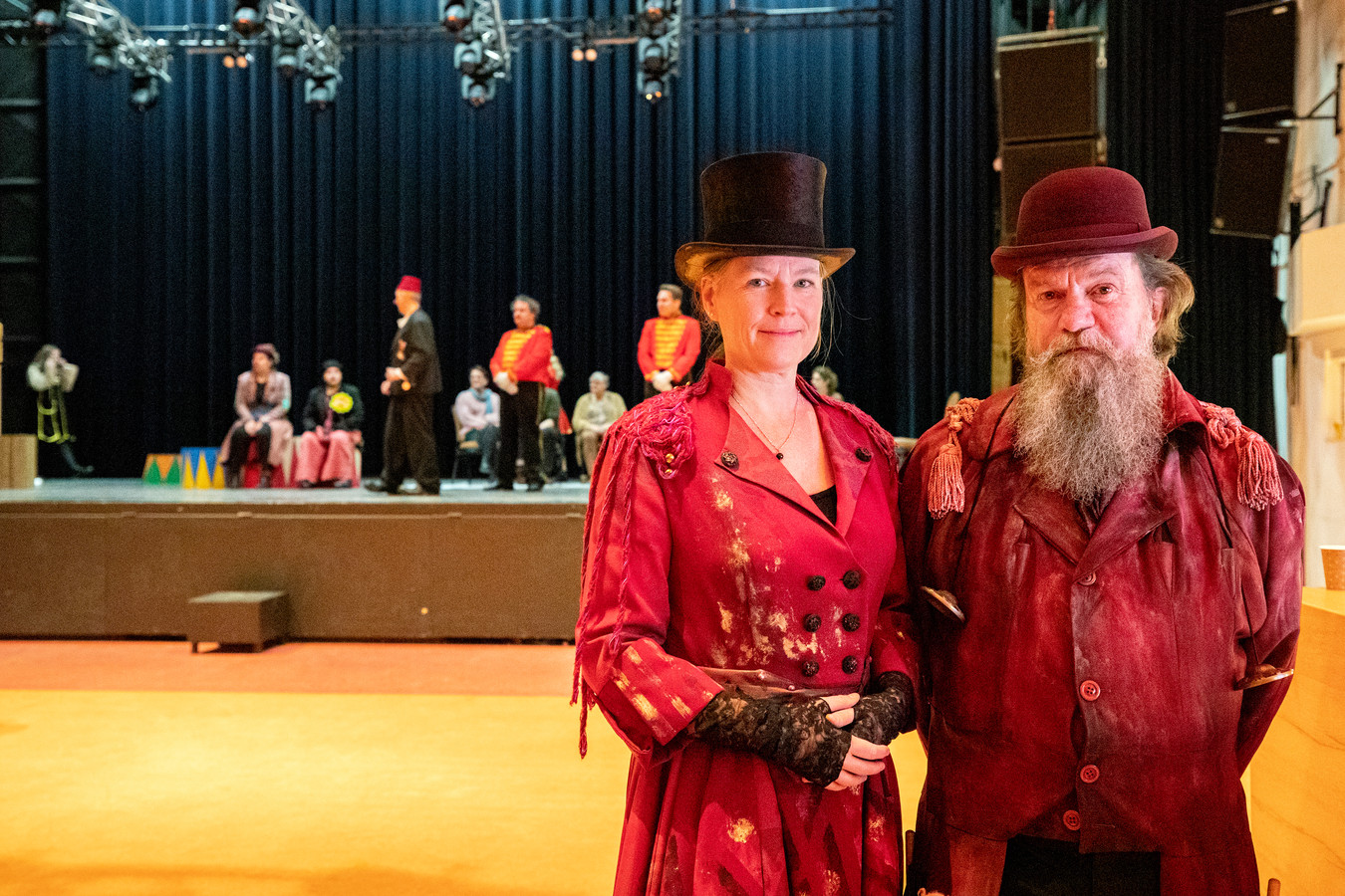 Ervaren regisseursduo brengt met August een grote groep clowns tot ...