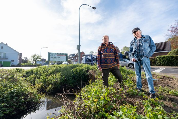 “Grasmachine zakt gewoon weg in de natte grond”: buren wijzen naar stad ...