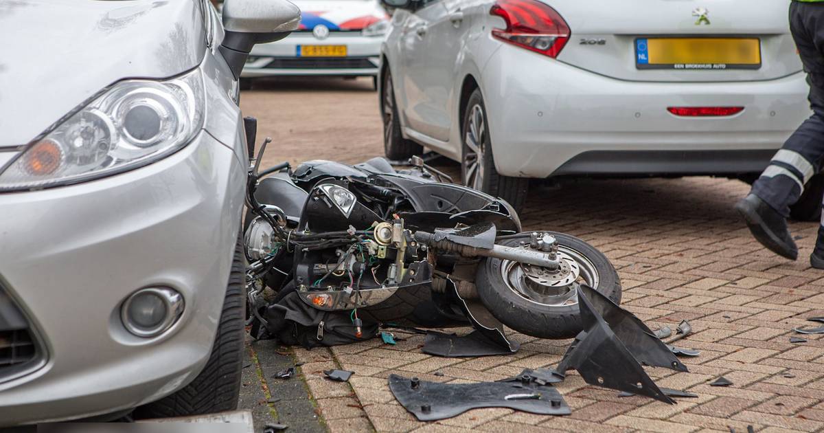Ongeval met letsel tussen auto en scooter bij de Nijerwalstraat in ...