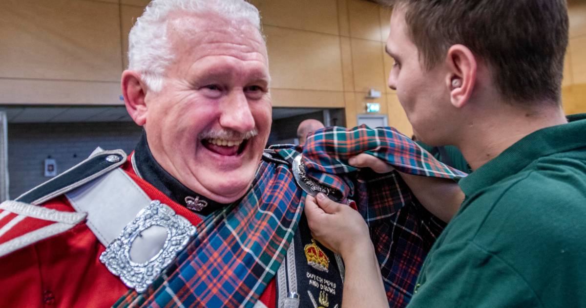 Peter van Gerven 60 jaar bij Dutch pipes and drums: ‘Als ik dit kostuum ...
