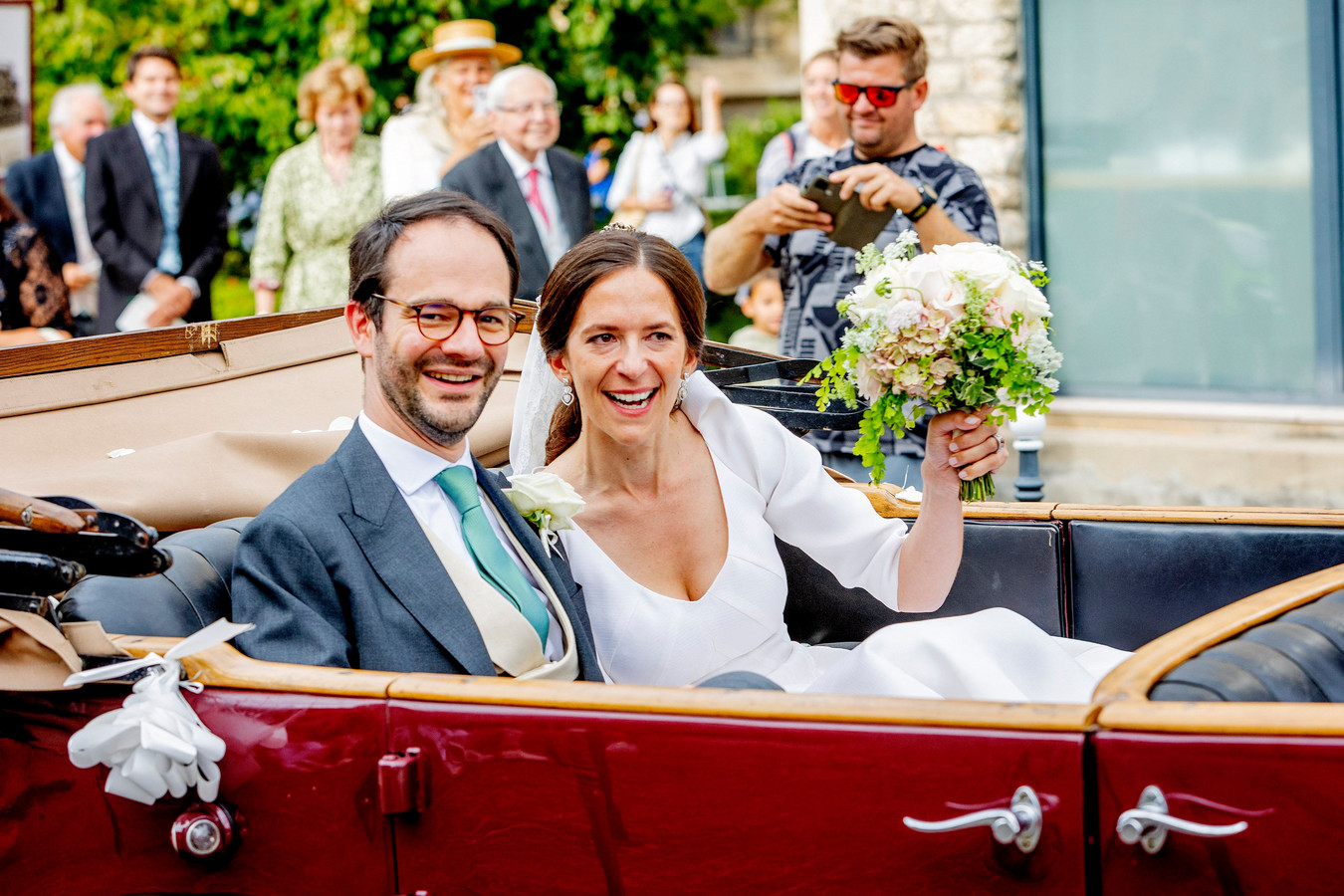 IN BEELD. Bijna voltallig gezin van koning Filip aanwezig op huwelijk ...