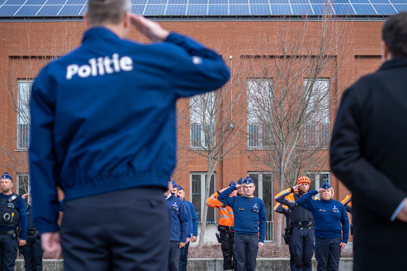Politiekorpsen eren overleden collega met minuut stilte en eresaluut ...