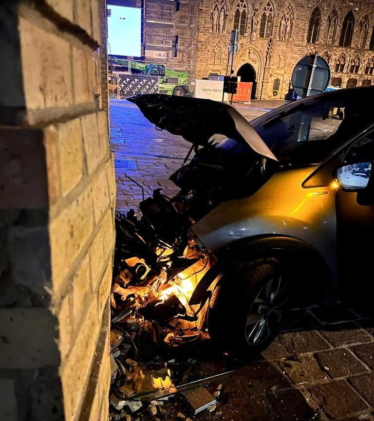 Auto knalt tegen Veritaswinkel op Ieperse Grote Markt: inzittenden gaan ...