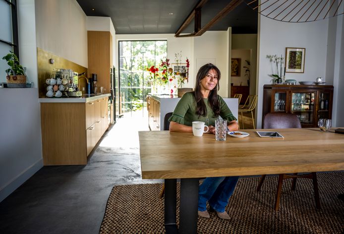 Zestien weken werd er verbouwd aan het droomhuis van Sita (49): ‘Het is ...