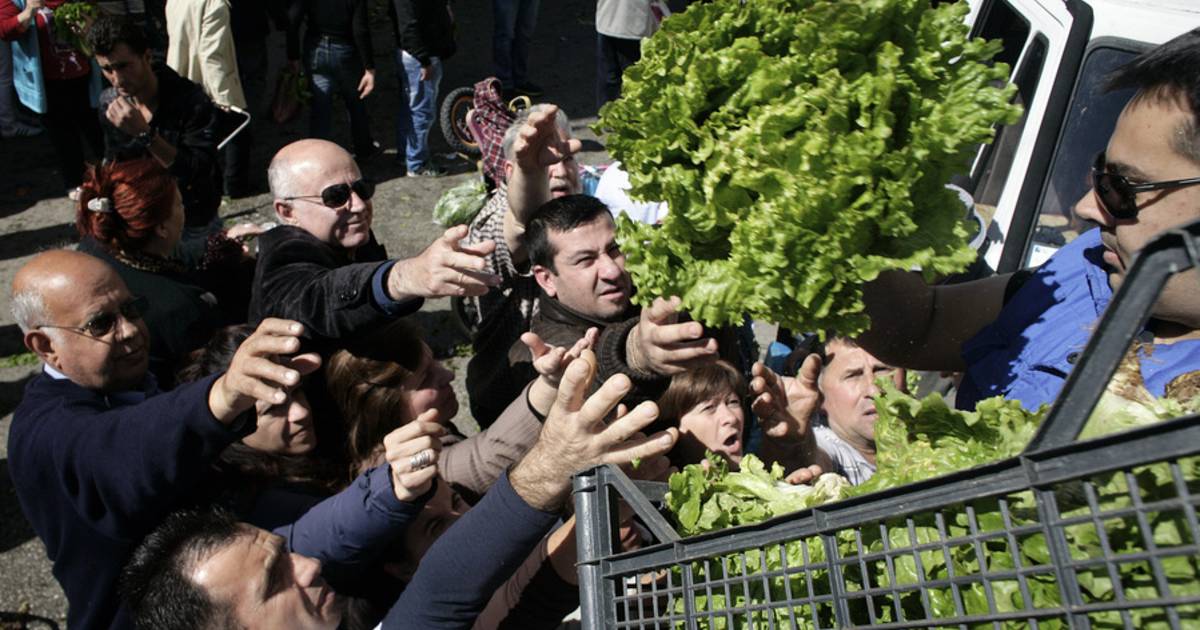 Misnoegde Griekse landbouwers delen gratis fruit en groenten uit ... Misnoegde Griekse landbouwers delen gratis fruit en groenten uit ...