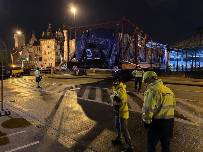 KIJK. Historisch binnenschip verlaat Antwerpse Scheldekaaien… op ...