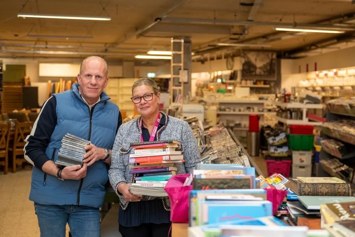 Stagiairs van school Het Erasmus betrappen man in kringloopzaak in ...