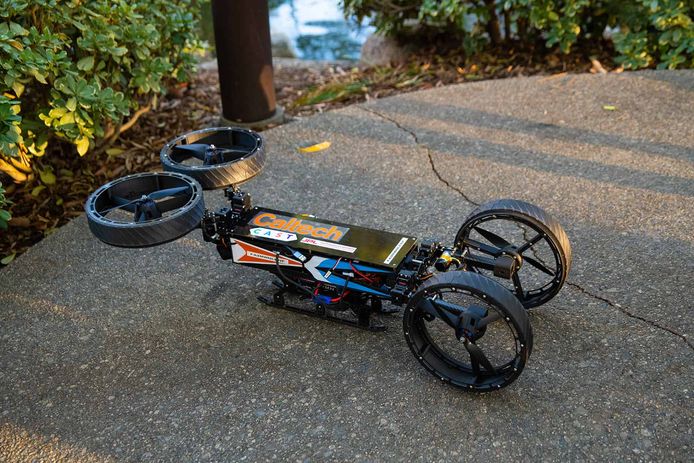 KIJK. ‘Transformers’ in het echt: deze robot kan rijden én vliegen met ...