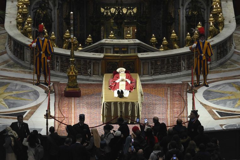 Een zilveren hamer, drie kisten, negen dagen rouw? Voor de begrafenis ...