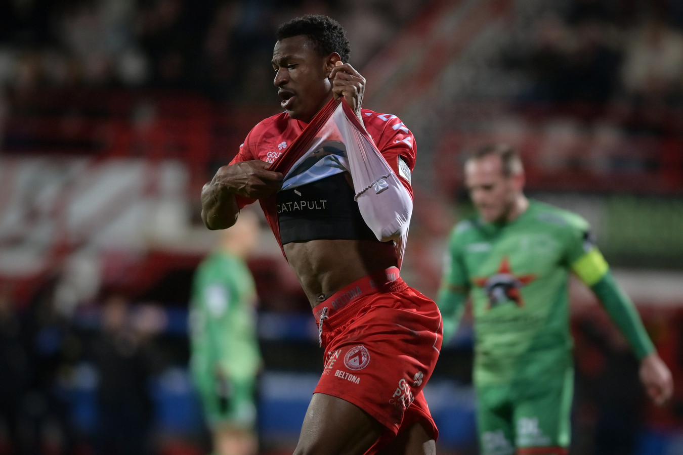 Muhammed Badamosi scoort in de derby zijn eerste goal voor KV Kortrijk ...