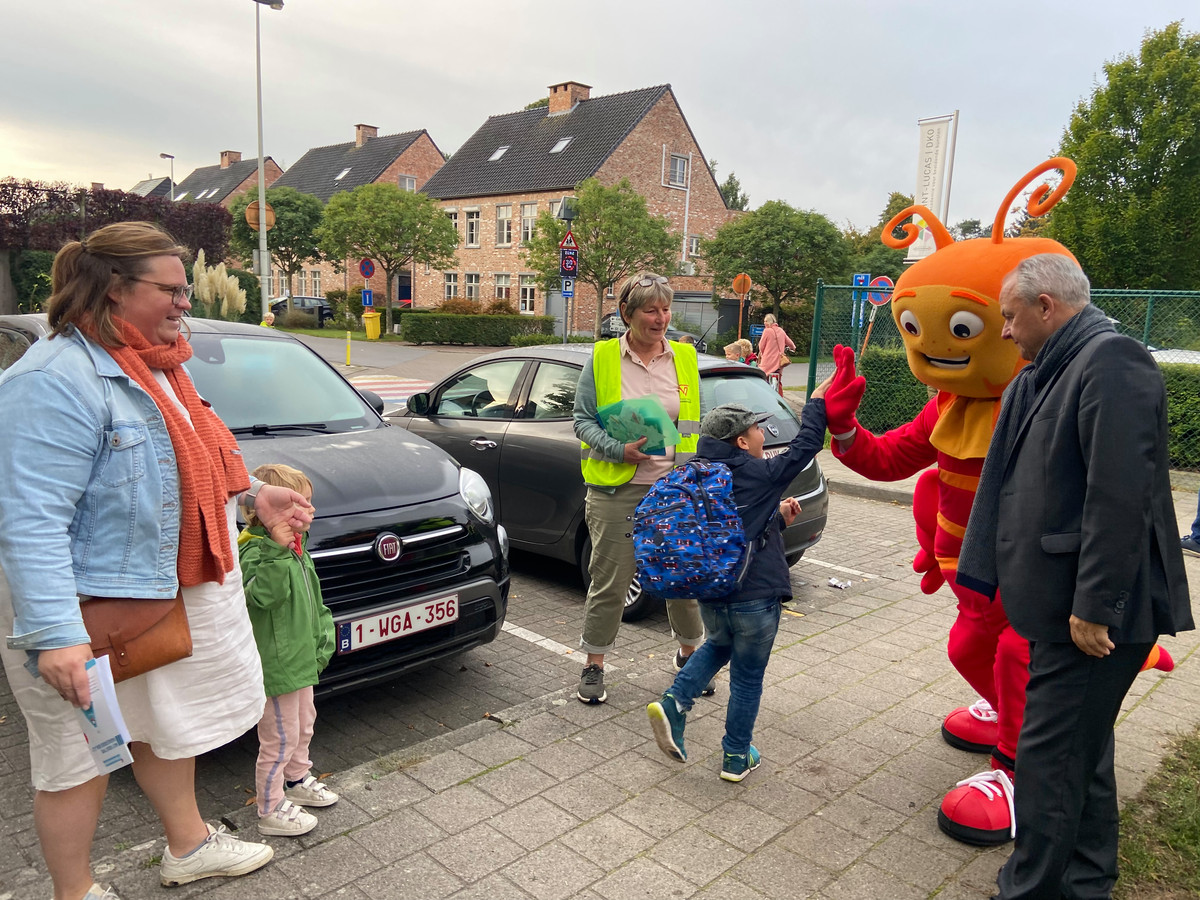 Leerlingen belonen ‘parkeerpauwen’ aan school met tekening | Foto | hln.be