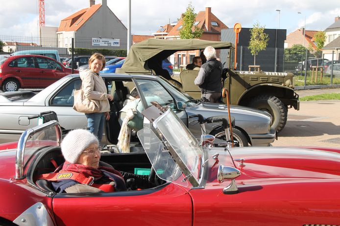 IN BEELD. Old Car Drivers trakteren oudjes op oldtimerrit ...