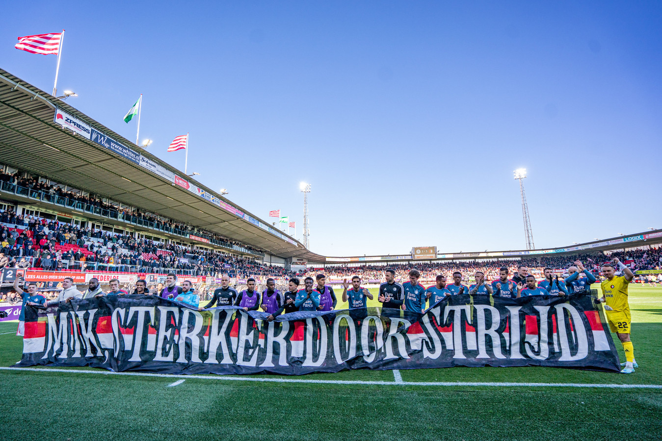 Feyenoordspelers rollen spandoek uit voor Mik (14) uit Etten-Leur die ...