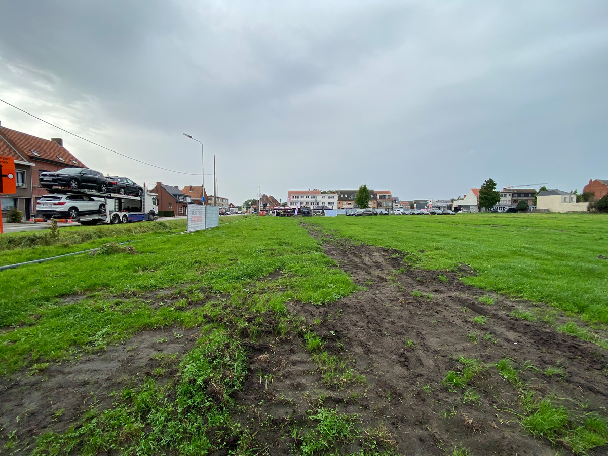 Kim Van Oncen en haar broer Tom starten bouw nieuwe Delhaize in Putte ...