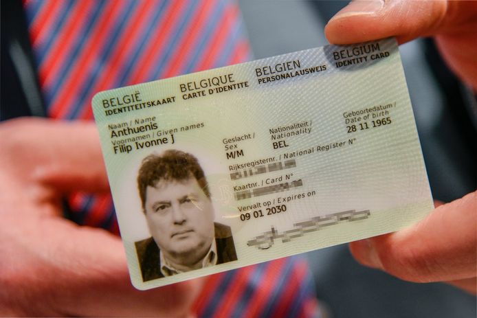 Hier is ze dan, de nieuwe elektronische identiteitskaart mét ...