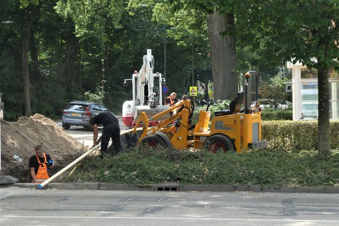 Even douchen? Eerst de post checken of de waterleiding het wel doet ...