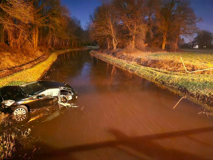 Automobilist verliest macht over het stuur en eindigt in Bentelose sloot | Hof van Twente | AD.nl