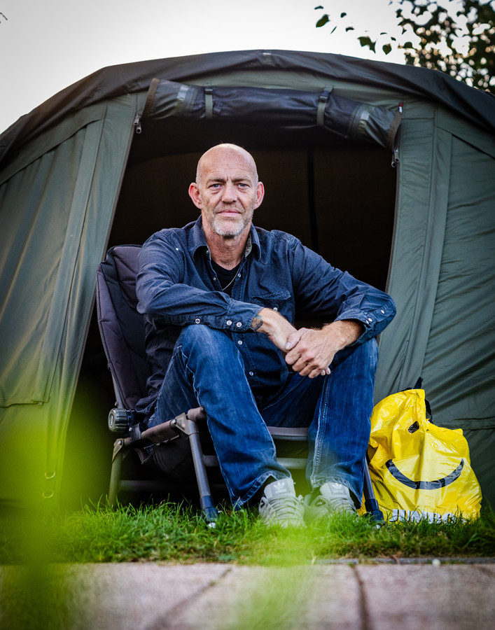 Richard woont, ondanks zijn voltijdbaan, al maanden in een tent: ‘Ben ...