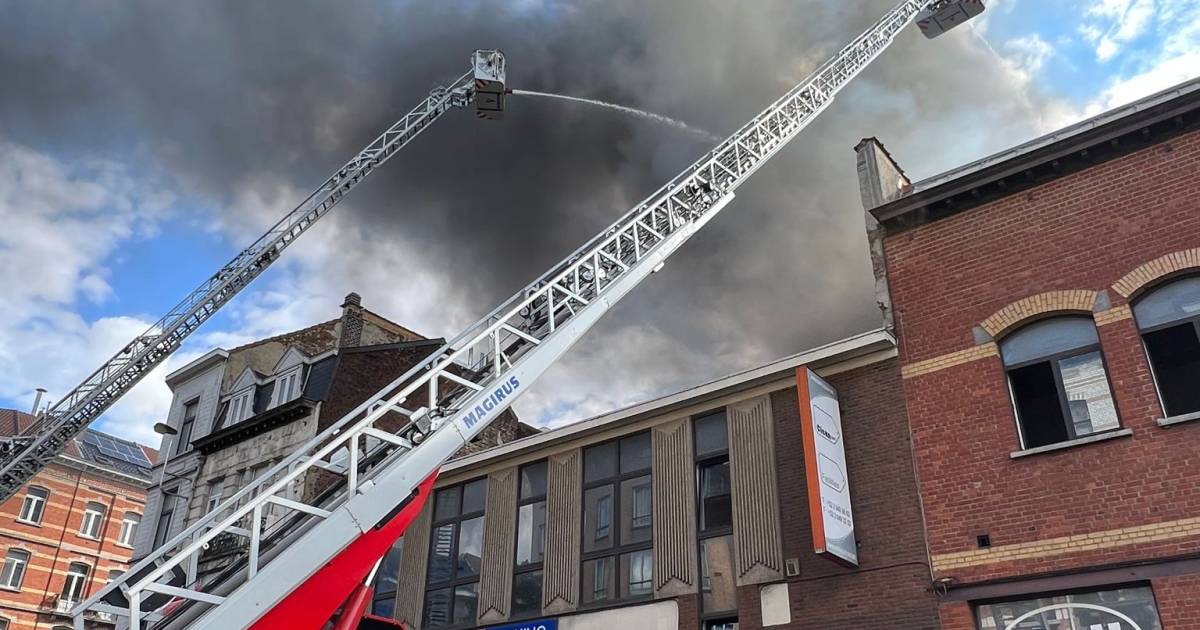 Brandweerman raakt gewond bij brand in winkel en opslagplaats | Brussel ...