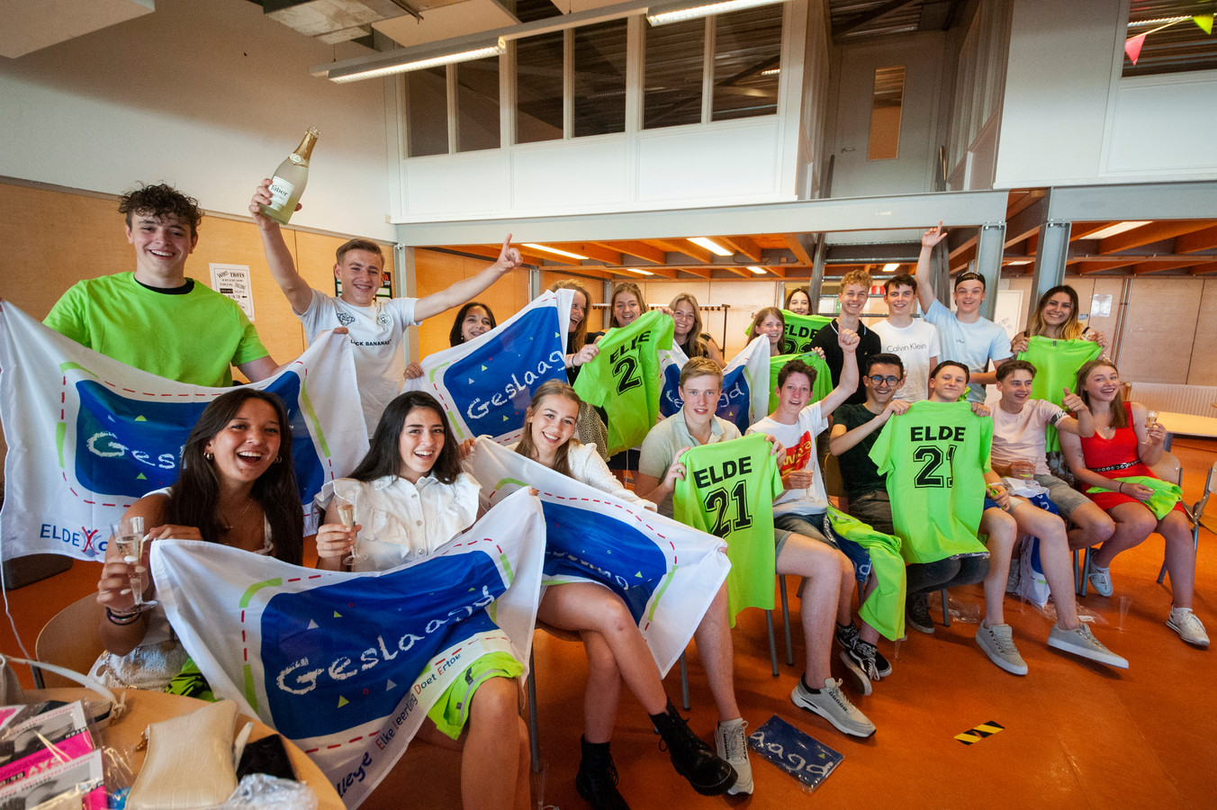 Heerlijk, dat diploma is binnen in ’lastig coronajaar’ | Foto | bd.nl