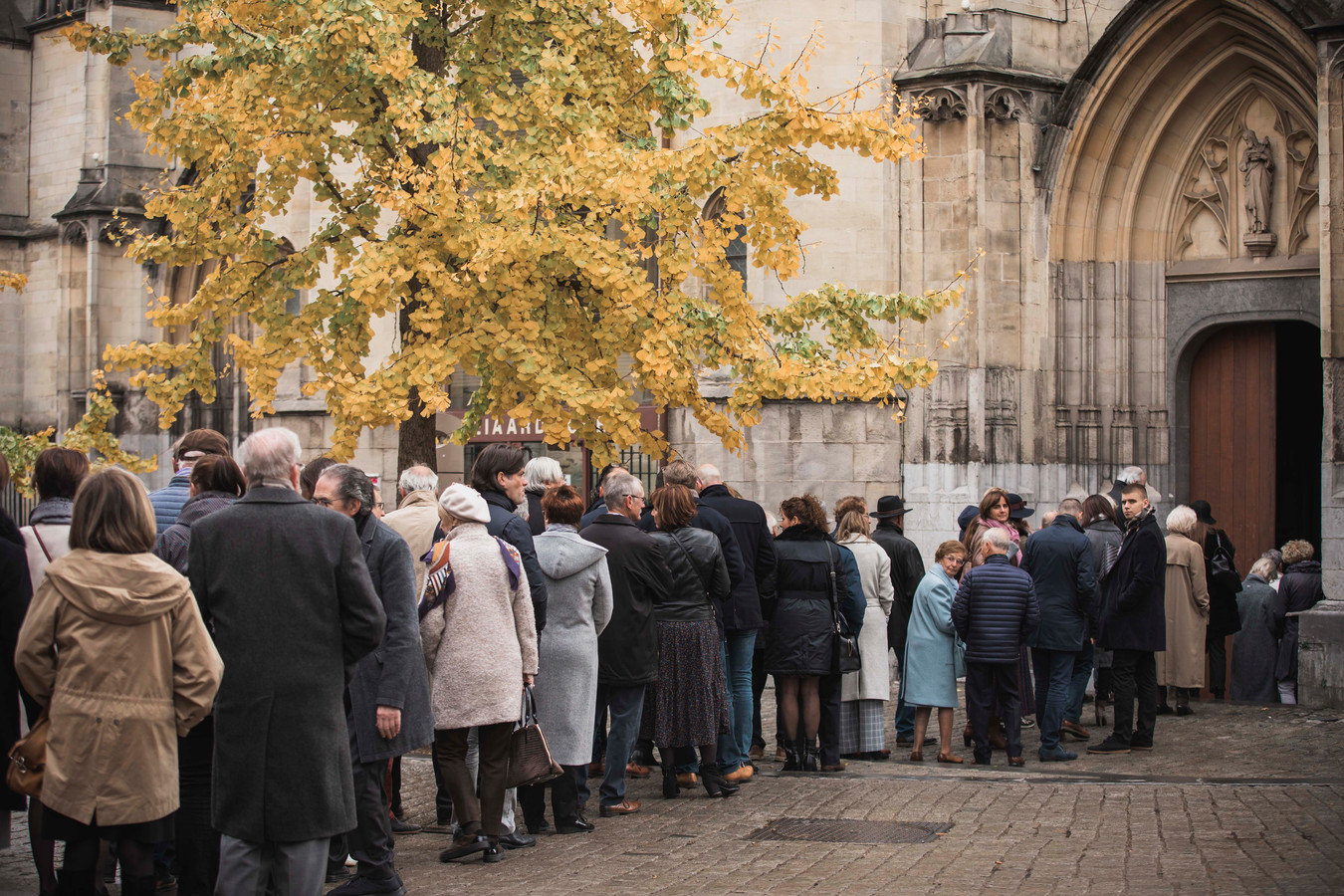 Bomvolle kerk neemt afscheid van Roland Demal, de papa van Axelle Red ...