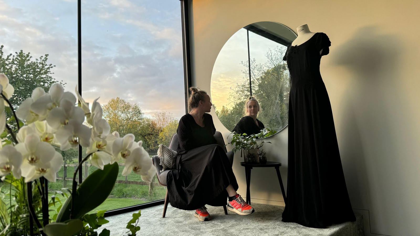 Isabelle (42) maakt tijdloze unieke kledij op maat: “Ik koop stoffen op ...