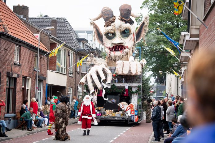 Thema optocht Schoolfeest Goor bekend: de Omgekeerde Wereld | Hof van ...