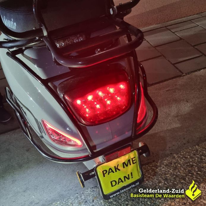 Scooterrijder met uitdagend kenteken aangehouden | Binnenland | bndestem.nl